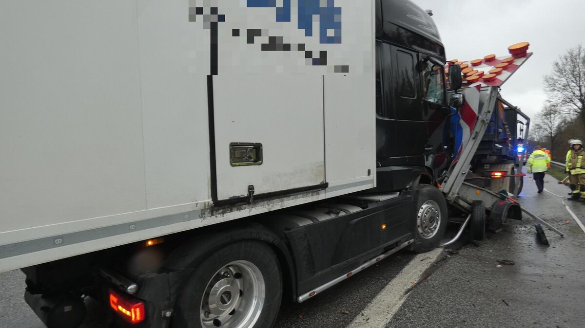 Schwerer A27-Unfall im Kreis Cuxhaven: Sattelzug kollidiert mit ...