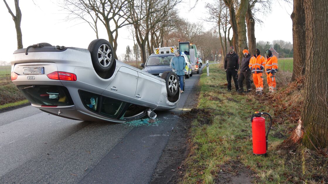 Unfall in Hemmoor: Junger Fahrer prallt mit Auto gegen Baum und überschlägt sich | CNV Medien