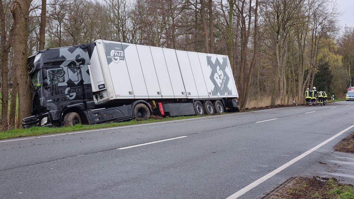 Lkw prallt gegen Bäume: B73 wird nach Unfall bei Hemmoor stundenlang voll gesperrt | CNV Medien