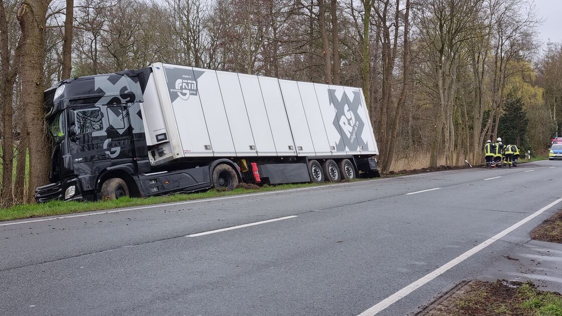 Lkw prallt gegen Bäume: B73 wird nach Unfall bei Hemmoor stundenlang voll gesperrt | CNV Medien