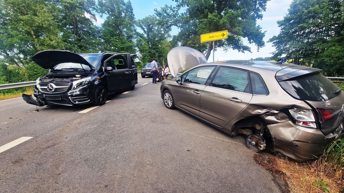 Heftiger Unfall auf L116 bei Lamstedt: Erwachsene und Kinder im Glück ...