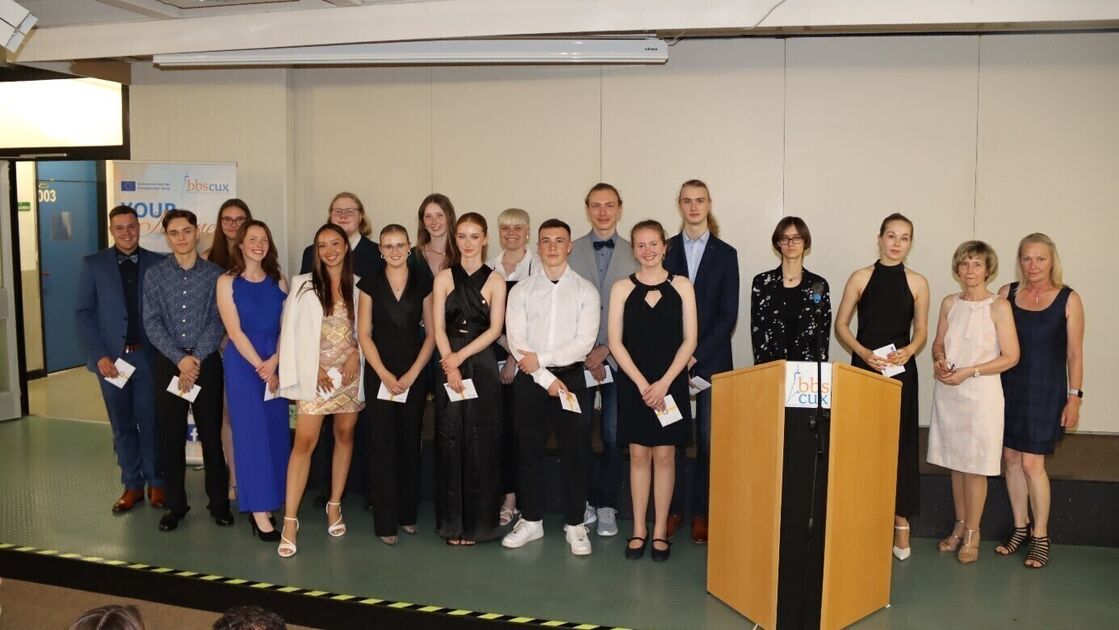 BBS feiern Abschluss: 103 erfolgreiche Abiturienten starten nun ins ...