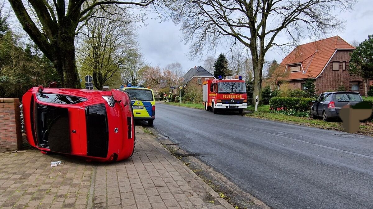 Unfall im Kreis Cuxhaven: Auto landet auf der Seite - weiteres Fahrzeug im Graben | CNV Medien