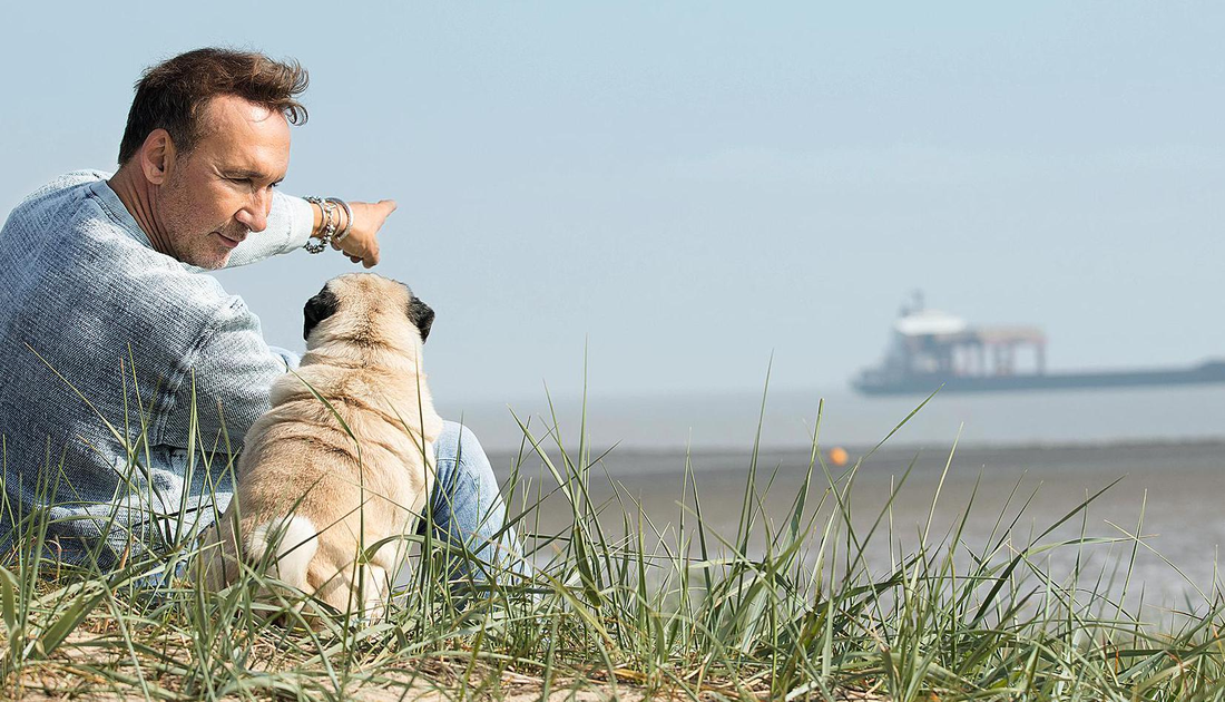 Moderator Jochen Bendel genießt das Leben an der Küste von Cuxhaven ...
