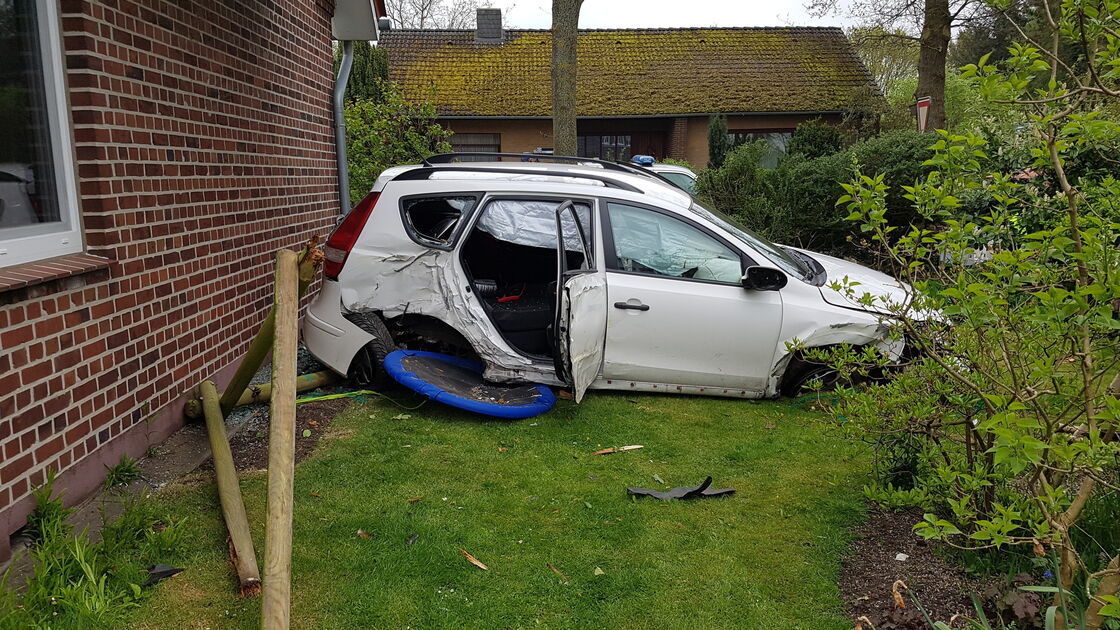 Auto kommt im Kreis Stade von der Straße ab und kracht gegen Hauswand | CNV Medien