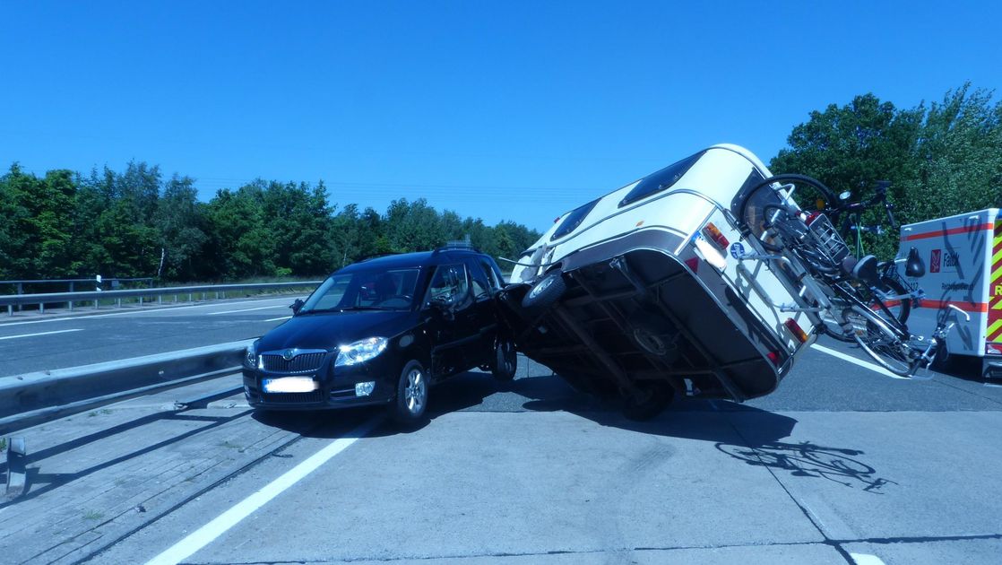 Unfall auf der Autobahn Richtung Cuxhaven: Auto schleudert gegen ...
