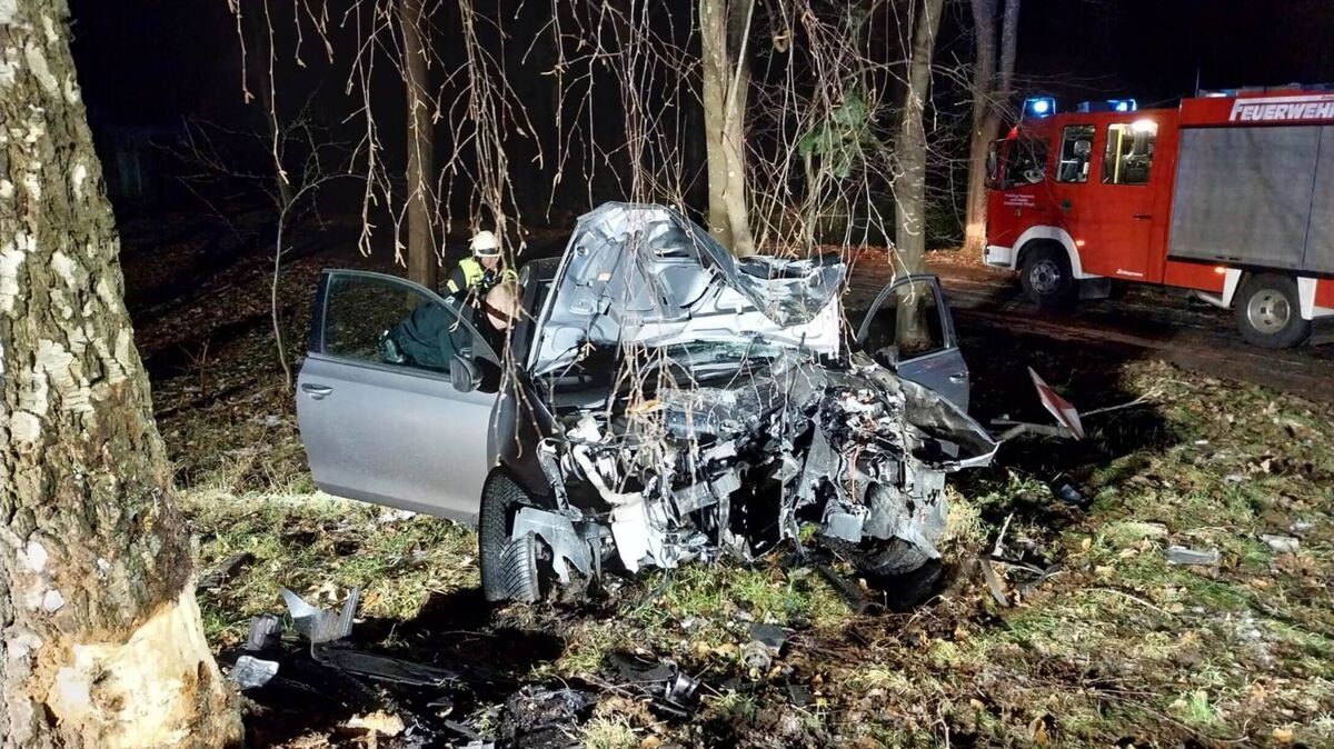 Schwerer Unfall in Wingst: Junger Fahrer prallt mit Auto gegen Baum | CNV Medien