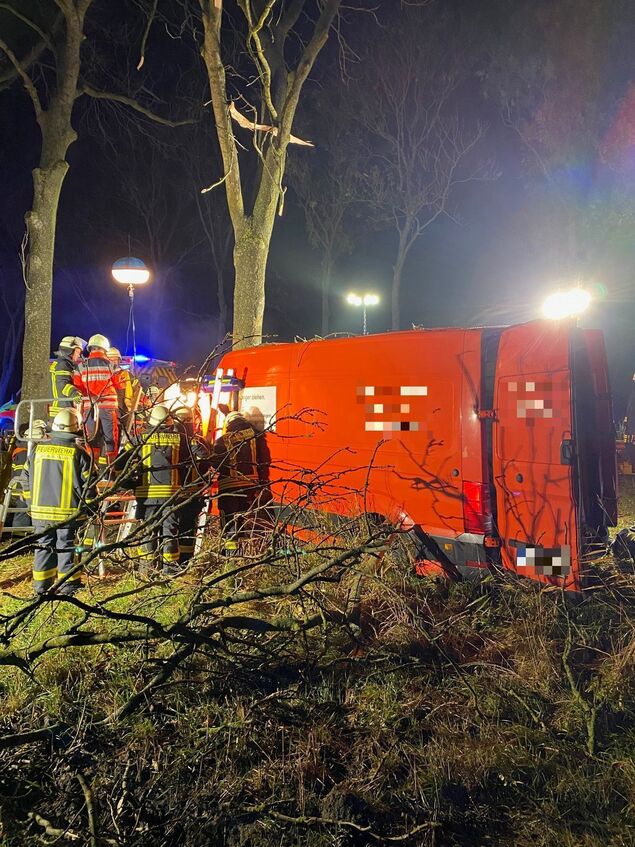 Schwerer Unfall an der Grenze zum Kreis Cuxhaven: Transporter-Fahrer verstorben | CNV Medien