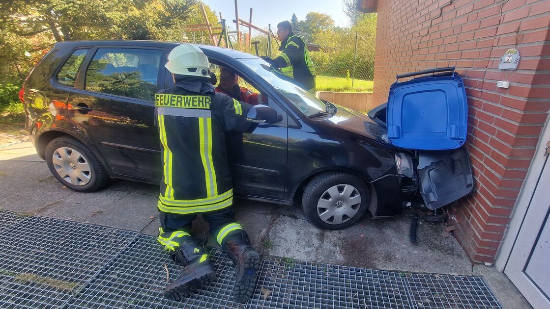 Auto prallt gegen Hauswand in Wingst: Verletzung und hoher Sachschaden | CNV Medien