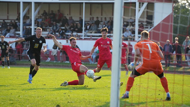 Rot-Weiss Cuxhaven gewinnt gegen Harsefeld: Ein Doppelschlag und ein ...