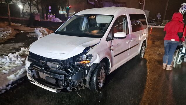 Schwerer Unfall auf der B495 in Hemmoor: Drei Fahrzeuge involviert ...