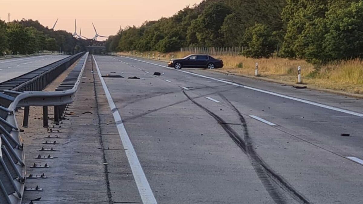 Unfall mit Luxusauto: Fahrer ohne Führerschein verursacht schwere ...