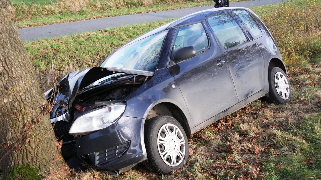 Schwerer Verkehrsunfall in Wingst: Skoda prallt gegen Baum - Straße gesperrt | CNV Medien