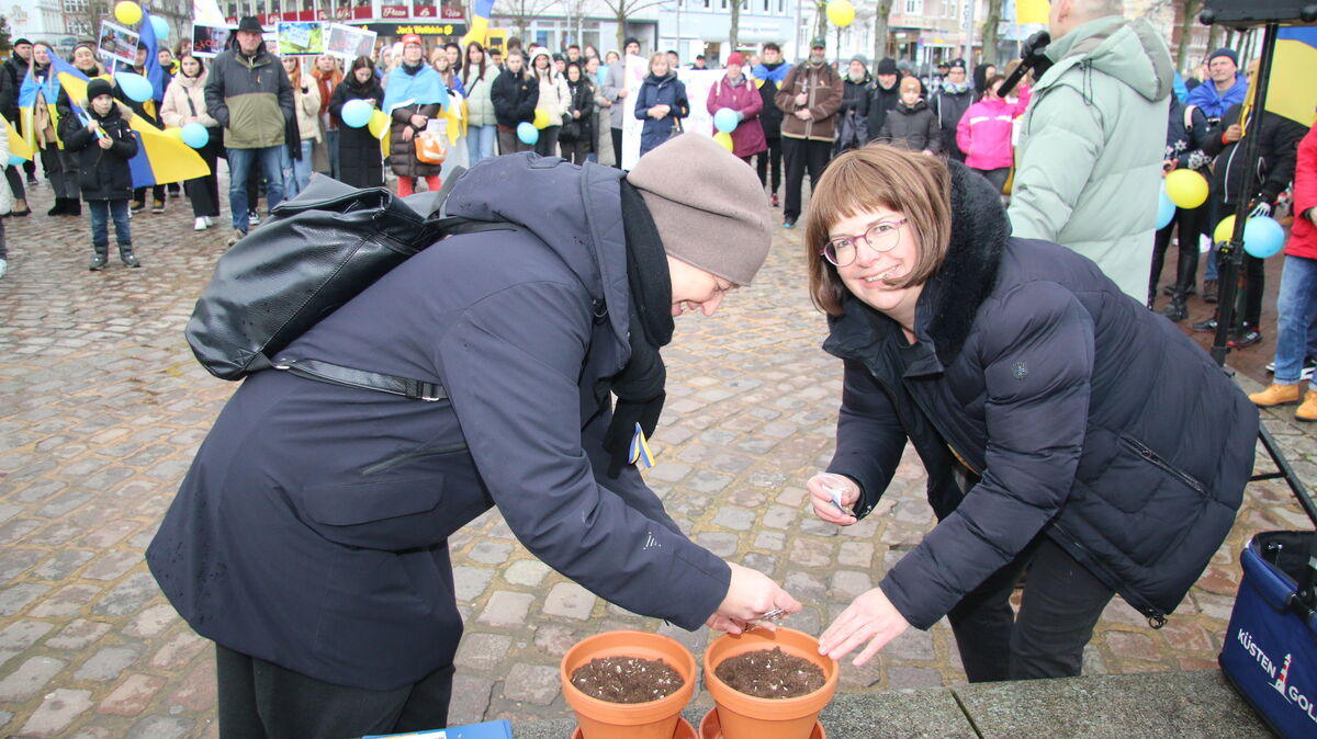Cuxhaven: 100 Menschen nehmen an Demo zum Jahrestag des Ukraine-Krieges teil | CNV Medien