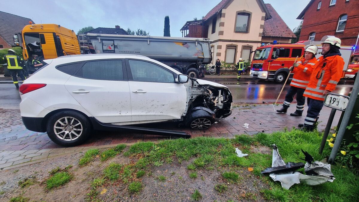 Auto kracht in Hechthausen auf stehenden Lkw: Lange Staus nach Unfall auf der B73 | CNV Medien