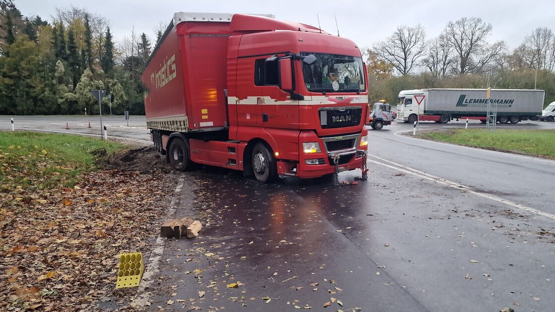 Hemmoor: Lkw-Fahrer will in B495-Einfahrt wenden - das geht schief ...