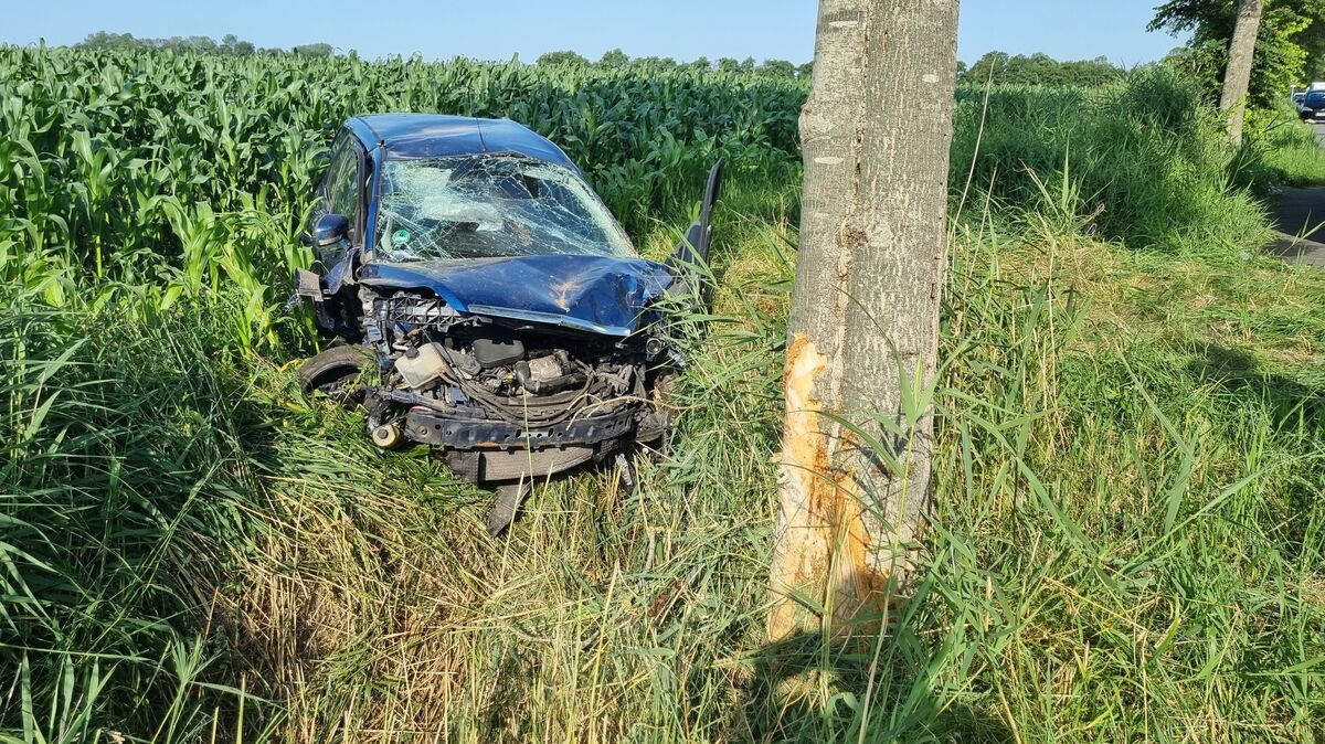 Schwerer Unfall auf B73 bei Belum: Autofahrer prallt gegen Baum | CNV Medien