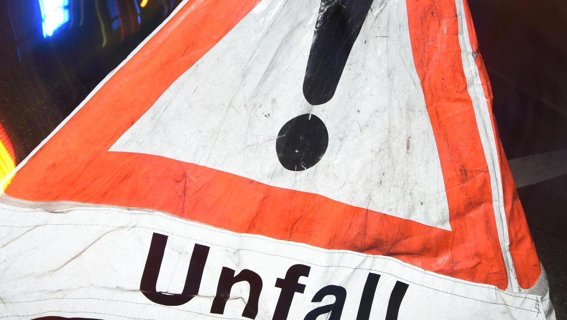 Unfall auf Parkplatz in Bederkesa: Frau fährt über Lkw-Laderampe | CNV ...