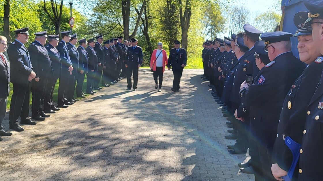 Er hat Hadelns Feuerwehr vier Jahrzehnte mitgeprägt: Horst Wendt geht ...