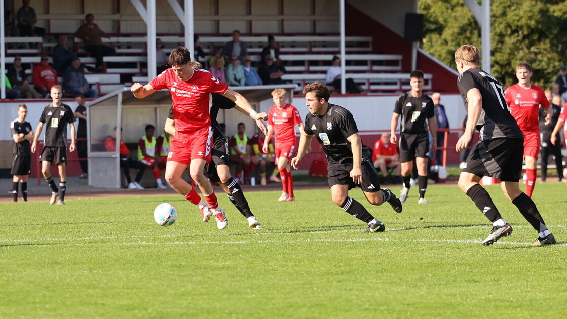 Cuxhavener Bezirksliga-Teams punkten: Rot-Weiss feiert Aufholjagd | CNV ...