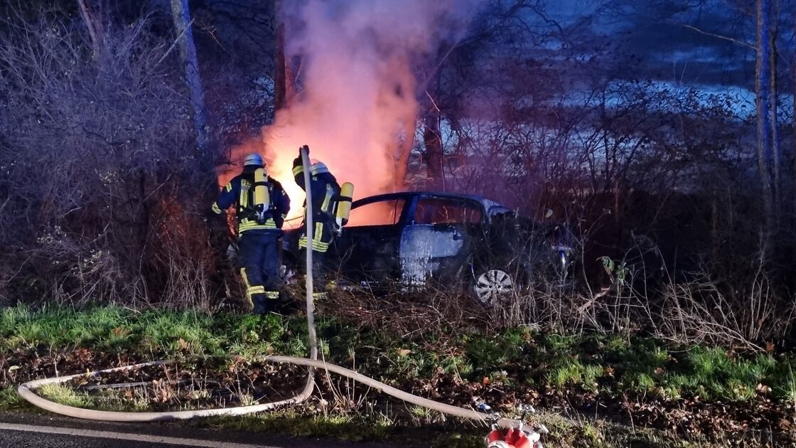 Kreis Cuxhaven: Auto prallt gegen Baum und geht in Flammen auf | CNV Medien