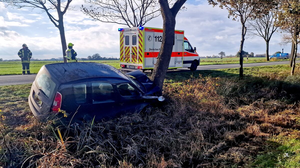 Der Baum-Unfall zwischen Wingst und Bülkau: Fahrer schwer verletzt - dennoch im Glück | CNV Medien