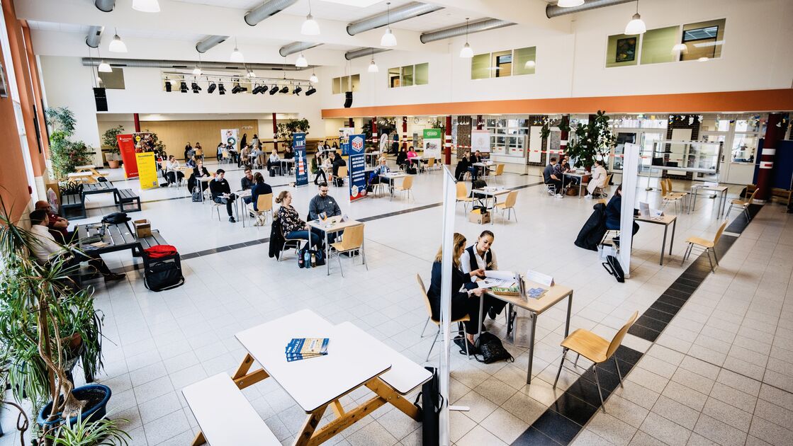 Azubi-Speeddating in Cuxhaven: So geht es in zehn Minuten zum ...
