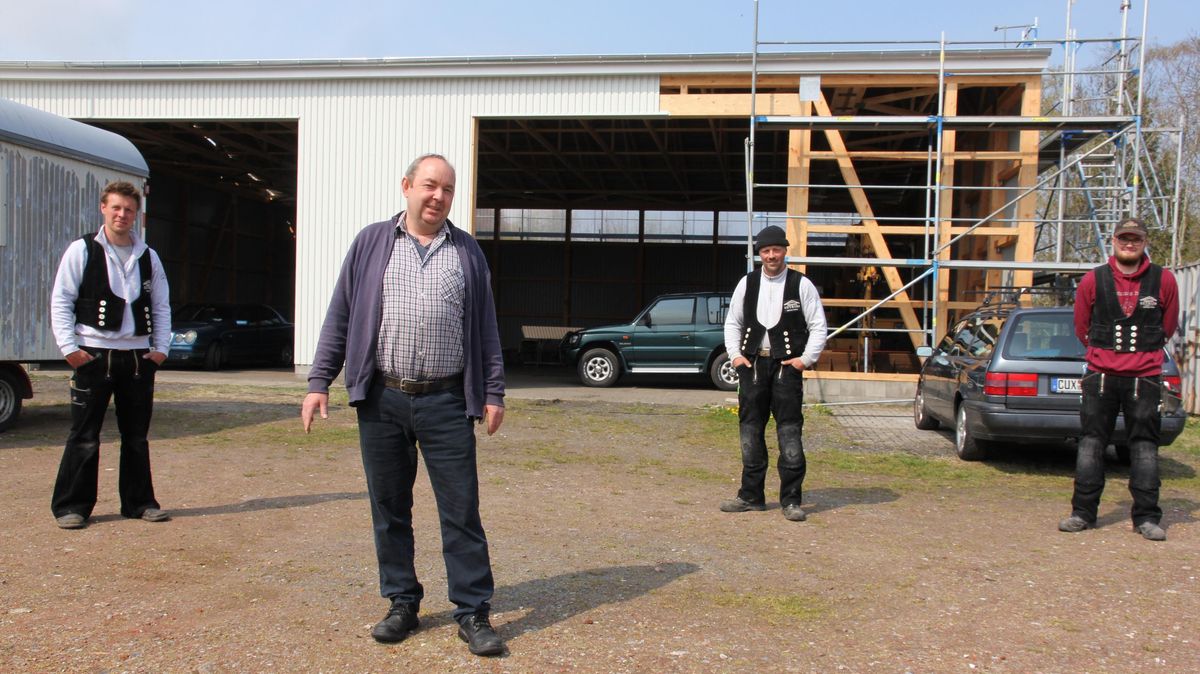 Erst Großfeuer, dann Corona: Schausteller aus Cuxhaven schaut trotzdem ...