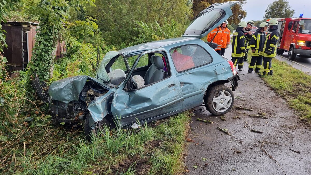 Wingst: Autofahrer fährt auf die Gegenfahrbahn - und prallt gegen einen Baum | CNV Medien