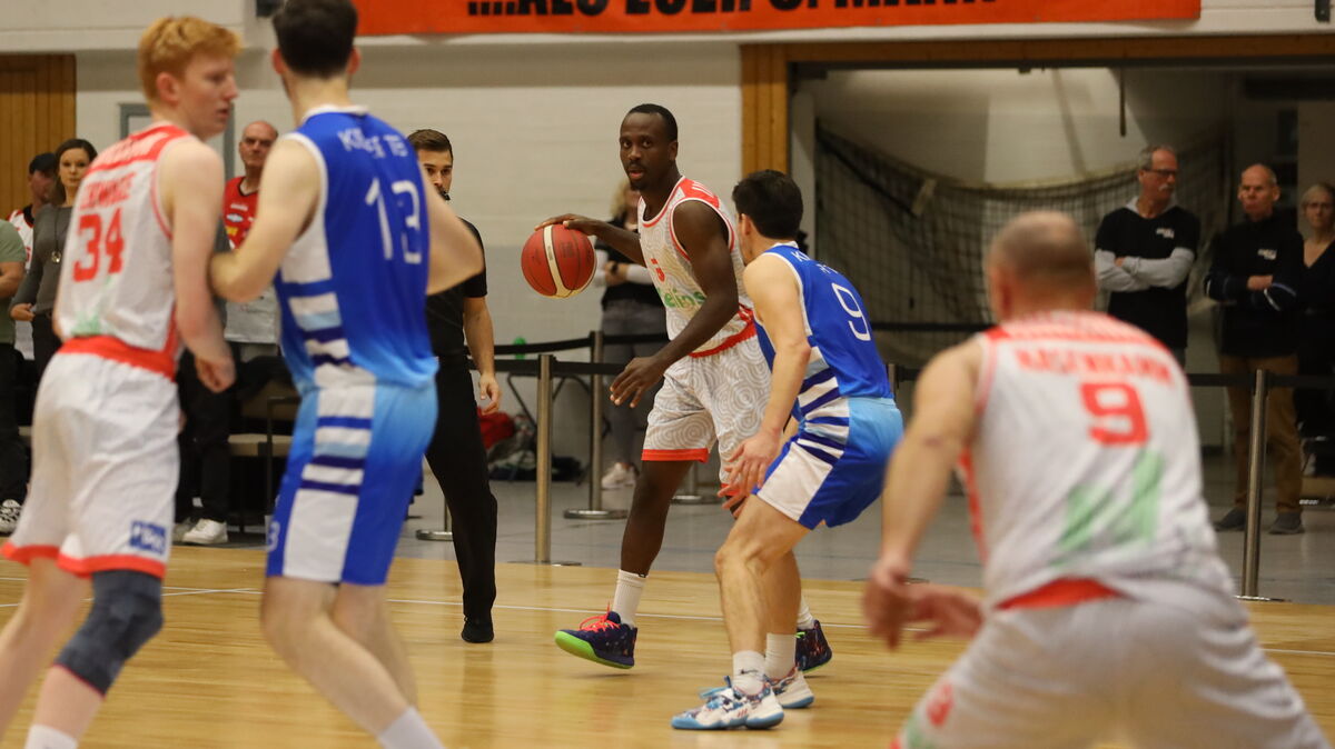 Aaron Cook sei Dank: Cuxhaven BasCats stürzen den Spitzenreiter | CNV ...