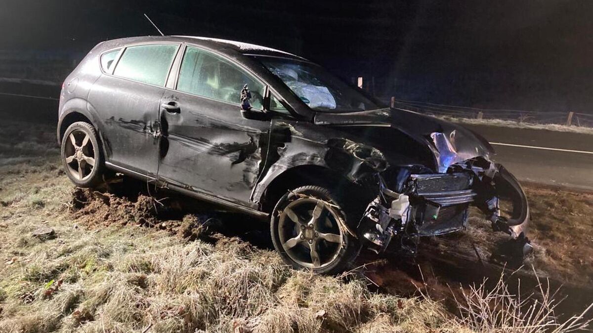 Unfall in Hemmoor: Junger Fahrer prallt mit Auto gegen Baum | CNV Medien