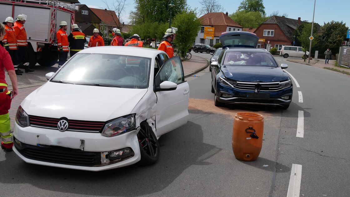 Unfall auf der B495 in Lamstedt: Autos prallen heftig zusammen | CNV Medien
