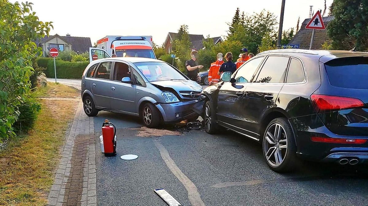 Knall bei Unfall in Hemmoor: Fahrzeuge prallen heftig zusammen | CNV Medien