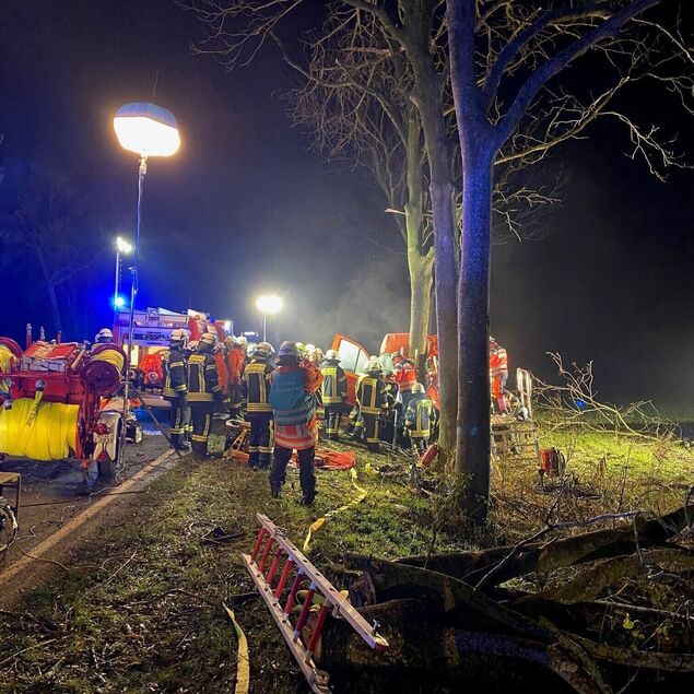 Schwerer Unfall an der Grenze zum Kreis Cuxhaven: Transporter-Fahrer verstorben | CNV Medien