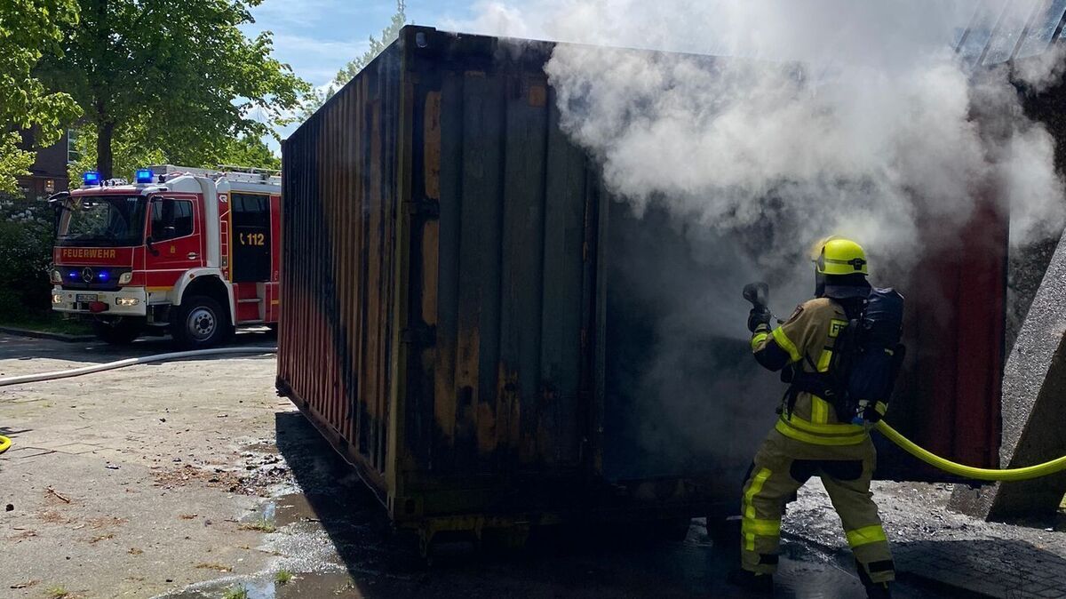 Cuxhaven: Container brennt neben Rundturnhalle | CNV Medien