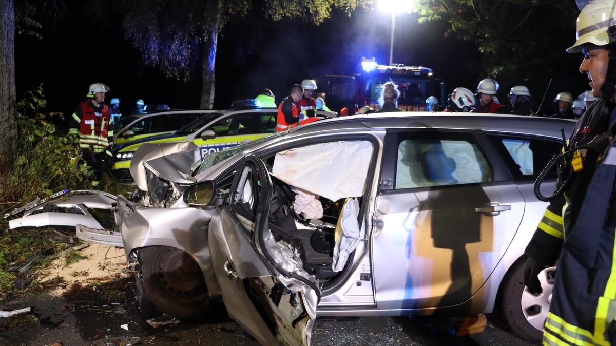 Schwerer Unfall im Kreis Cuxhaven: Fahrer mit über 3 Promille gegen Baum geprallt | CNV Medien