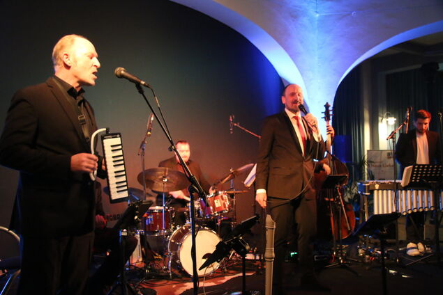 André Rabini Sextett in Hapag-Hallen Cuxhaven: Sinatra-Geist schwebt ...