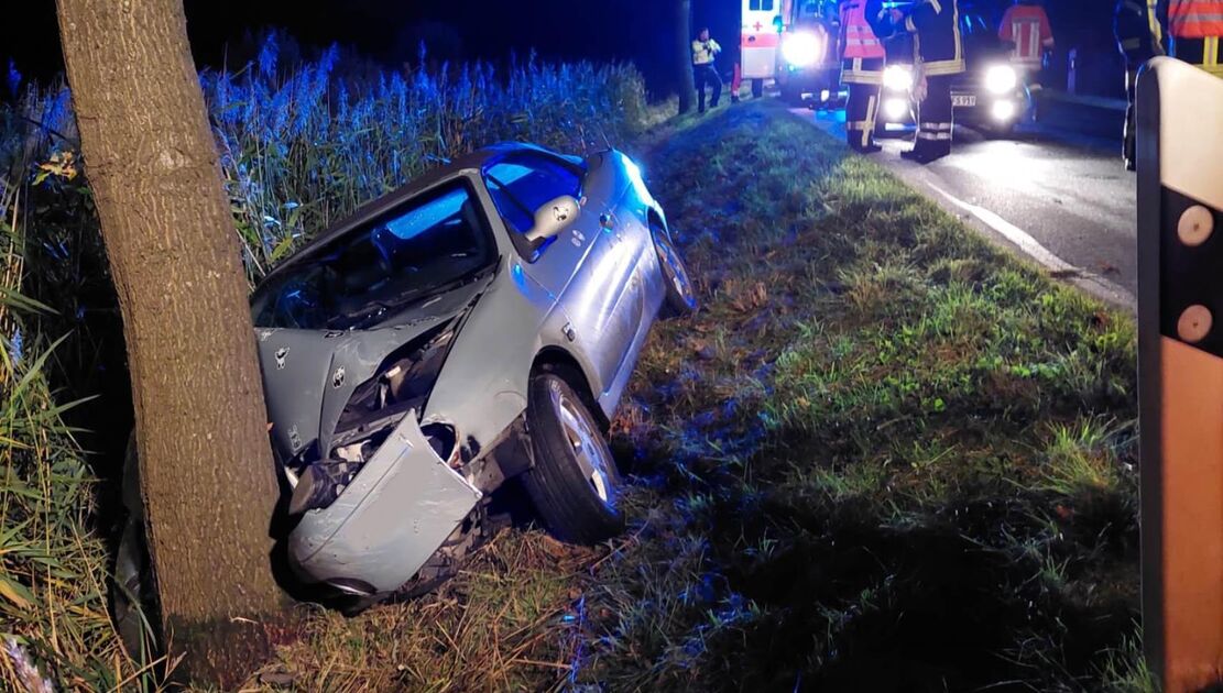 Unfall in Wingst: Junger Autofahrer (19) prallt gegen Baum | CNV Medien