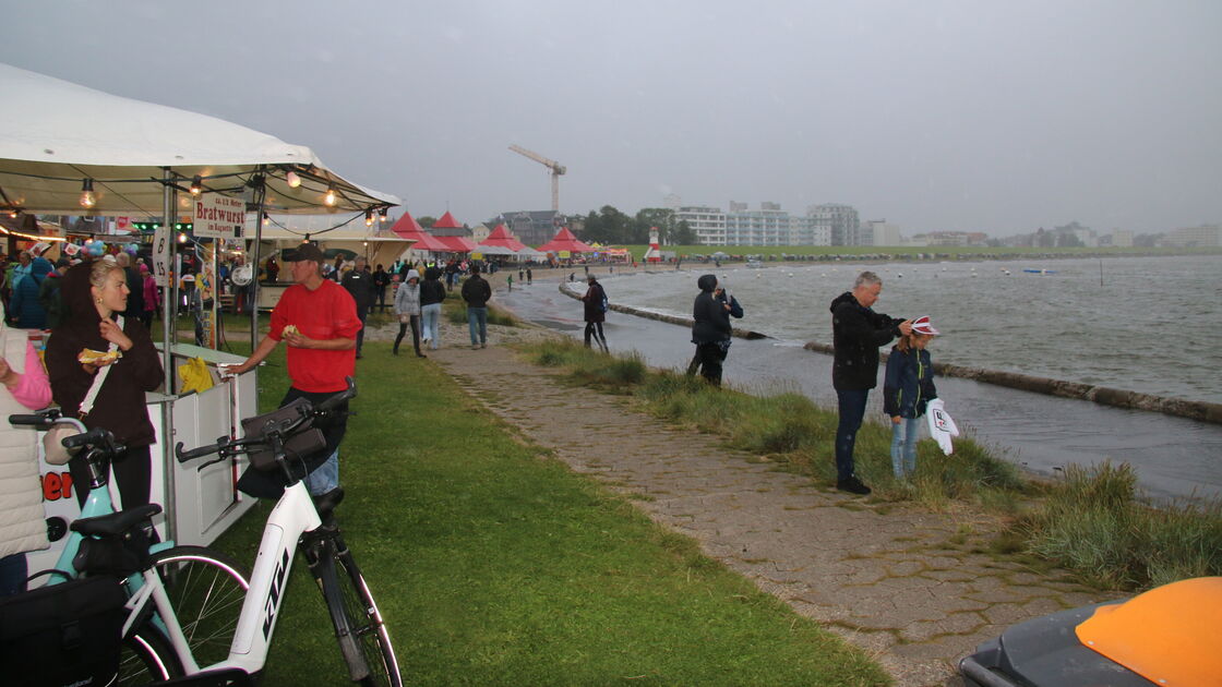 Mit Regen und Wind: So lief der Sommerabend am Meer 2025 in Cuxhaven ...