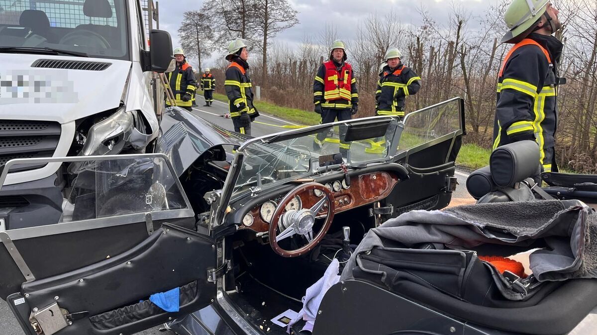 Heftiger Unfall im Kreis Stade: Morgan-Cabrio-Fahrer schwer verletzt | CNV Medien