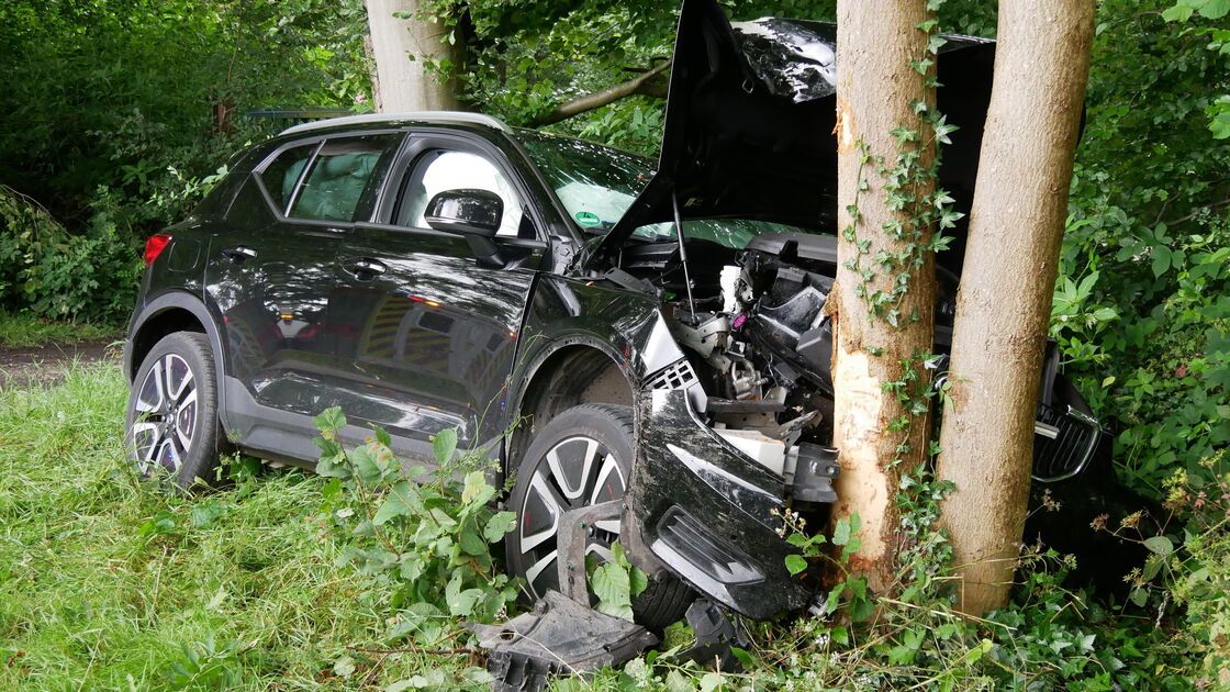 Unfall in Wingst: Autofahrer kommt von der Fahrbahn ab und prallt heftig gegen Baum | CNV Medien