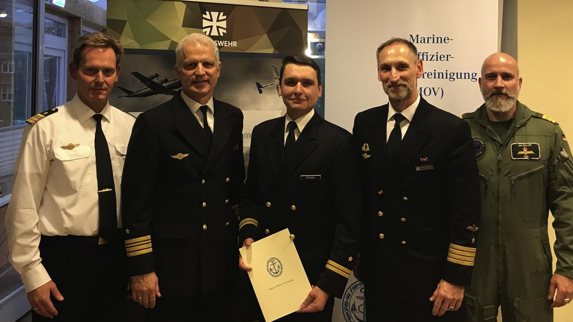 Marineflieger in Nordholz: Nachwuchsoffizier erhält Ehrenpreis | CNV Medien