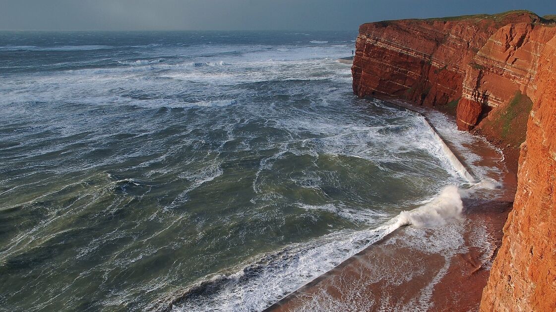 Herbst-Sturm "Zack" fegt vor Cuxhavens Küste - und legt den Helgoland ...