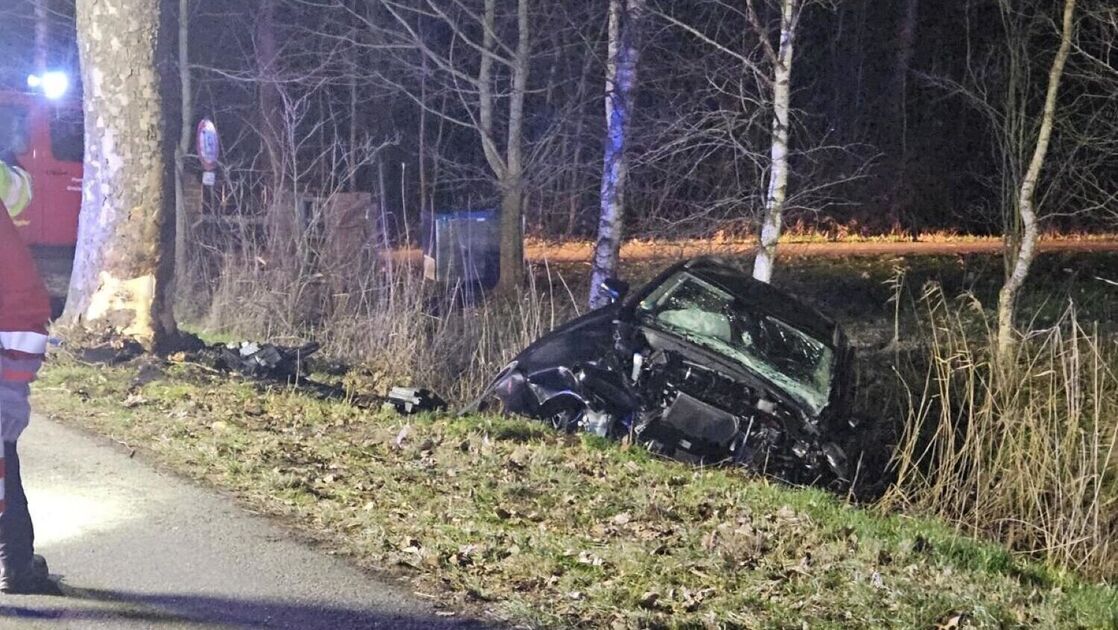 Unfall in Oberndorf: Junger Fahrer (20) verliert Kontrolle und prallt gegen Baum | CNV Medien