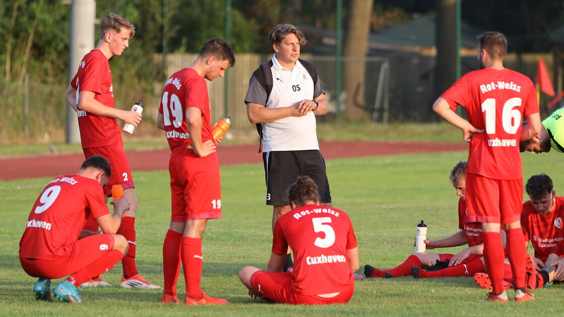 Rot-Weiss Cuxhaven: Trainer Oliver Stepniak verkündet seinen Rücktritt ...