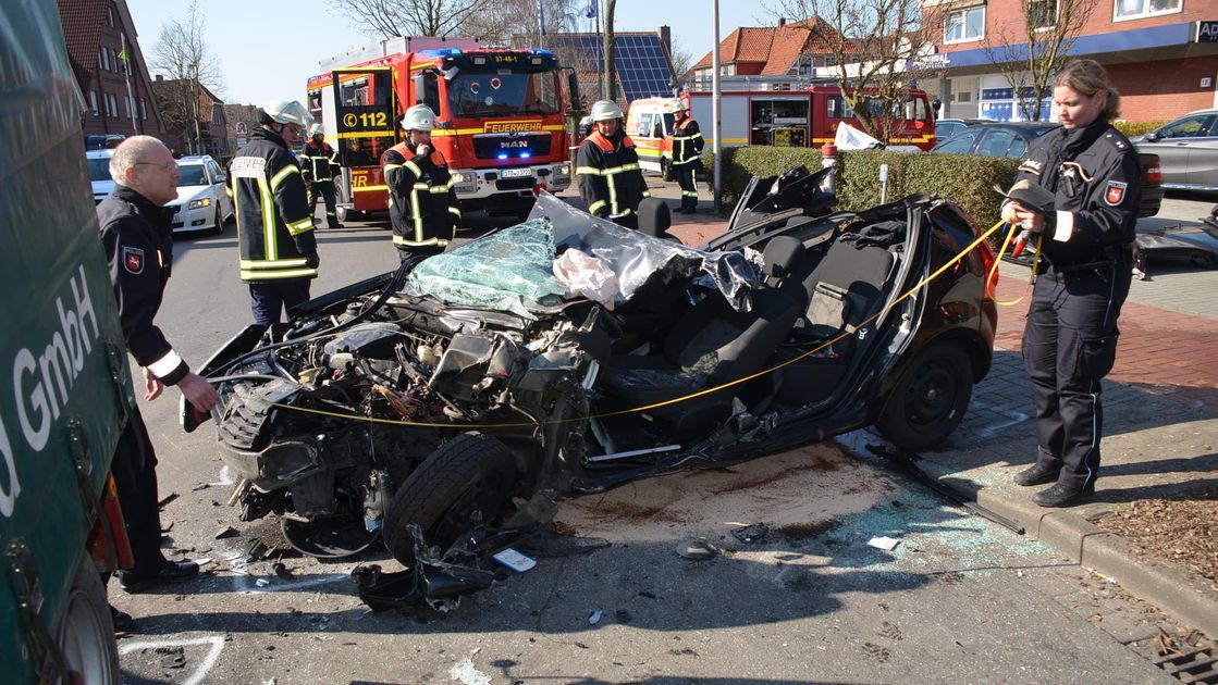 Schwerer Unfall im Kreis Stade: Auto kollidiert mit Anhänger | CNV Medien