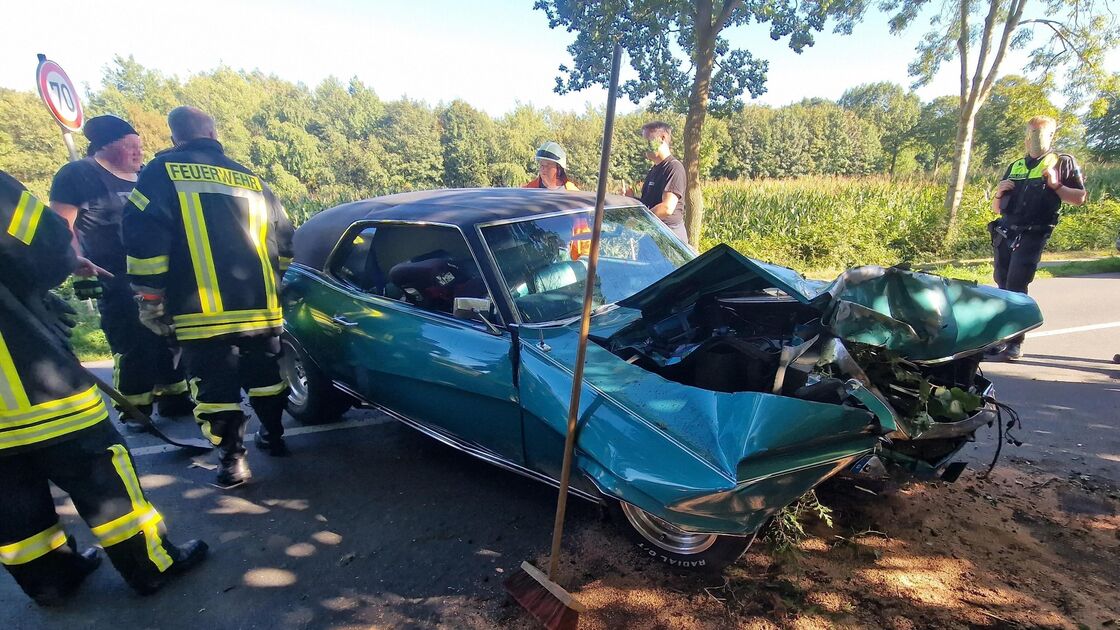 Oldtimer prallt in der Wingst gegen Baum - Fahrer lebensgefährlich verletzt | CNV Medien