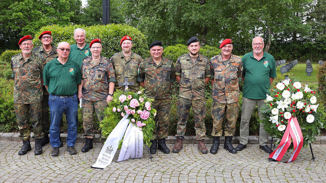 Ehrenvoll: Reservisten aus dem Kreis Cuxhaven im Einsatz für die Kriegsgräberpflege | CNV Medien