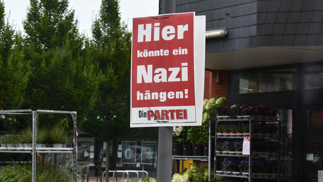 "Die Partei" findet "Hier könnte ein Nazi hängen"-Plakate in Hemmoor ...