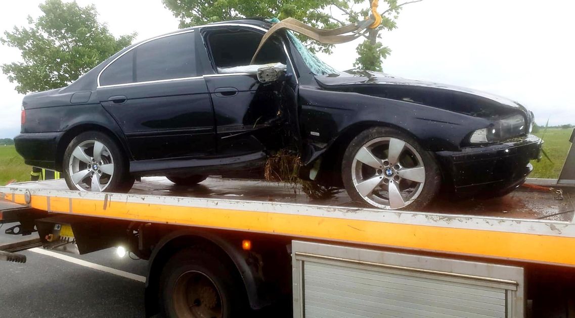 Neuhaus: Junger Mann prallt mit dem Auto gegen Baum | CNV Medien